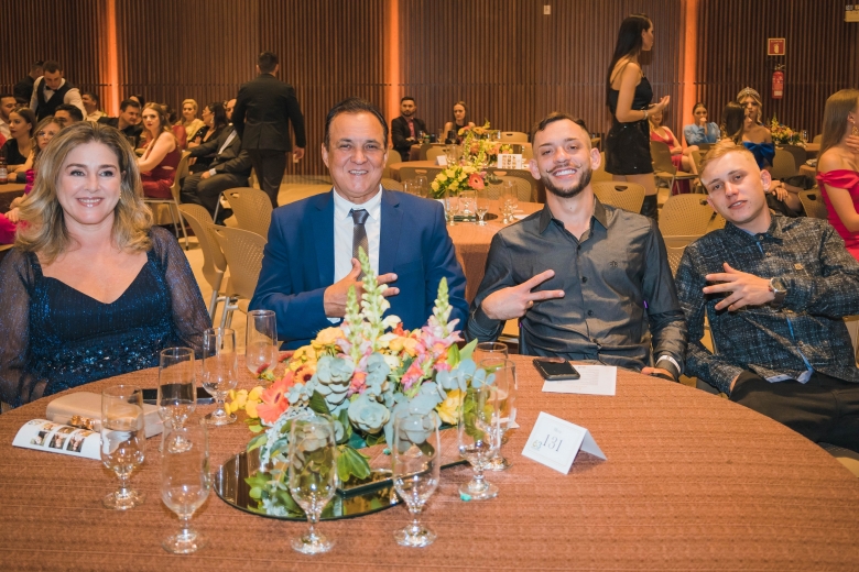 Chaiane Piscila Seidel é eleita Miss Medianeira 2 - Câmara de ...